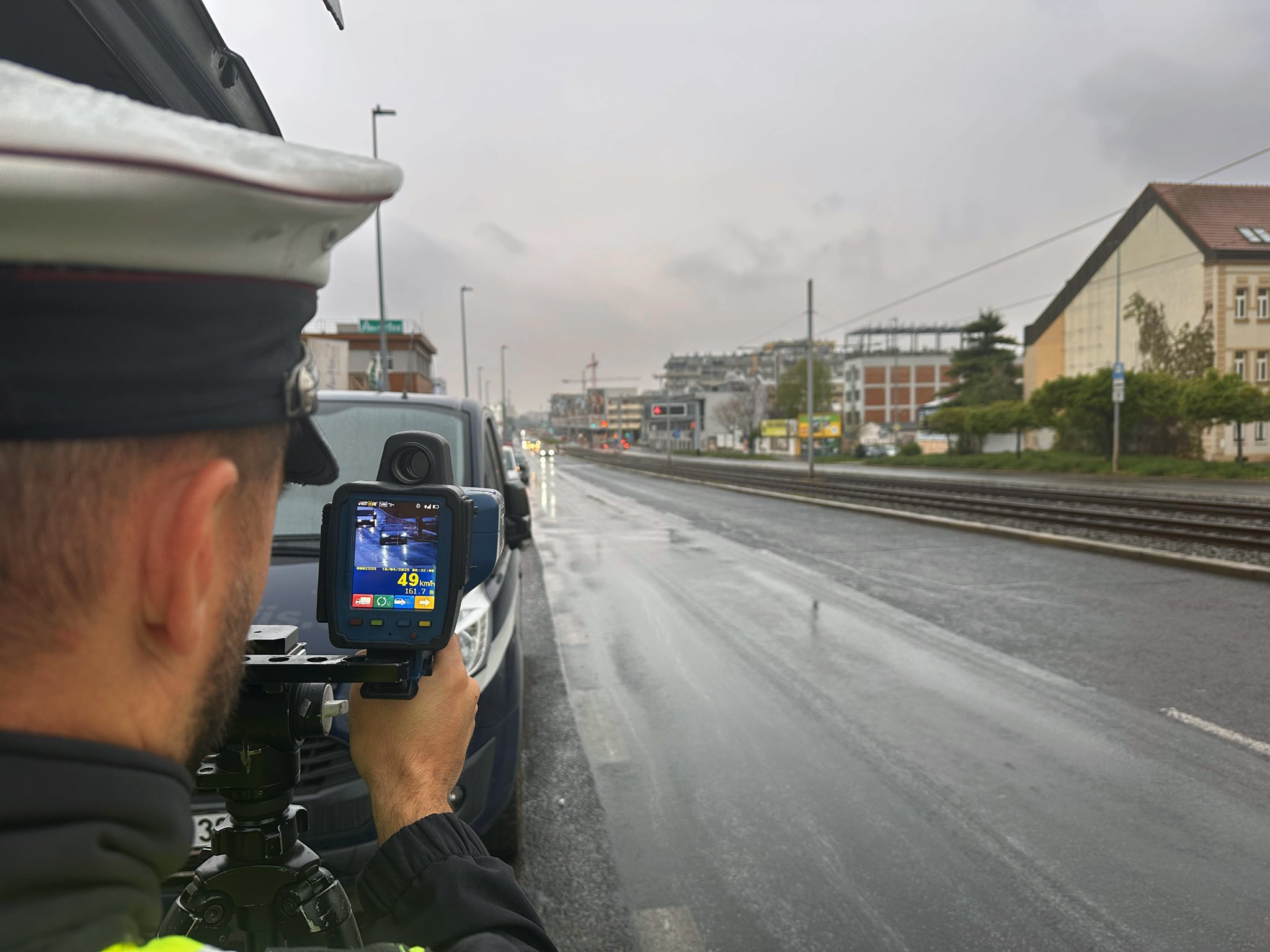 Police monitor road safety despite rainy conditions - Mean Prague